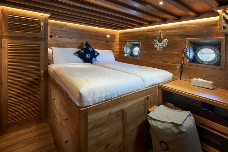 ORACLE yacht for charter (35m,)